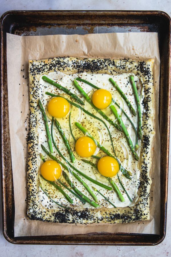 Puff Pastry Spring Breakfast Pizza with Asparagus and Herbed Cheese ...